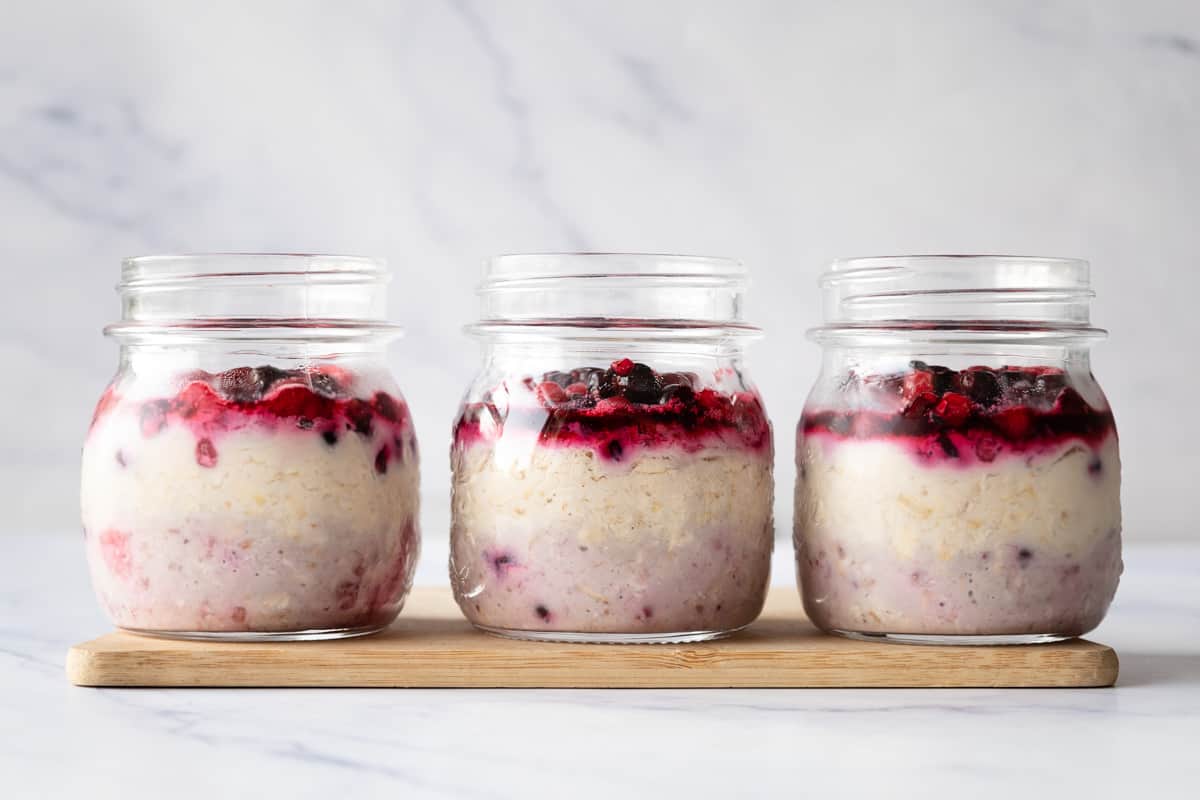 5-Minute Overnight Oats Frozen Fruit (+ VIDEO) | The Fruity Jem