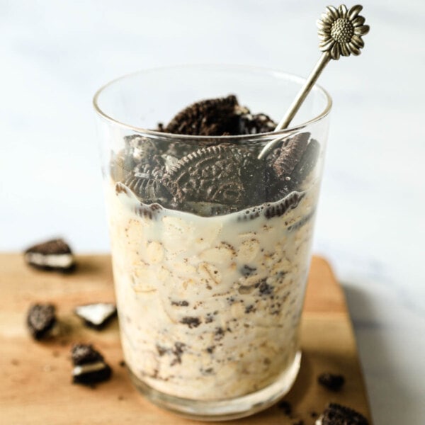 Cookies and Cream Overnight Oats (Oreo Oatmeal Dessert) | The Fruity Jem