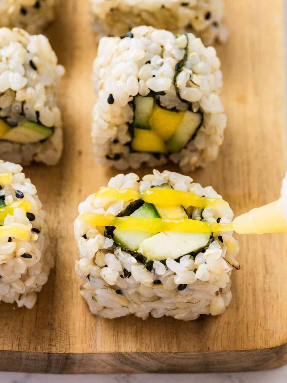 Cut Sushi Roll vs Hand Roll (Maki vs Temaki) | The Fruity Jem
