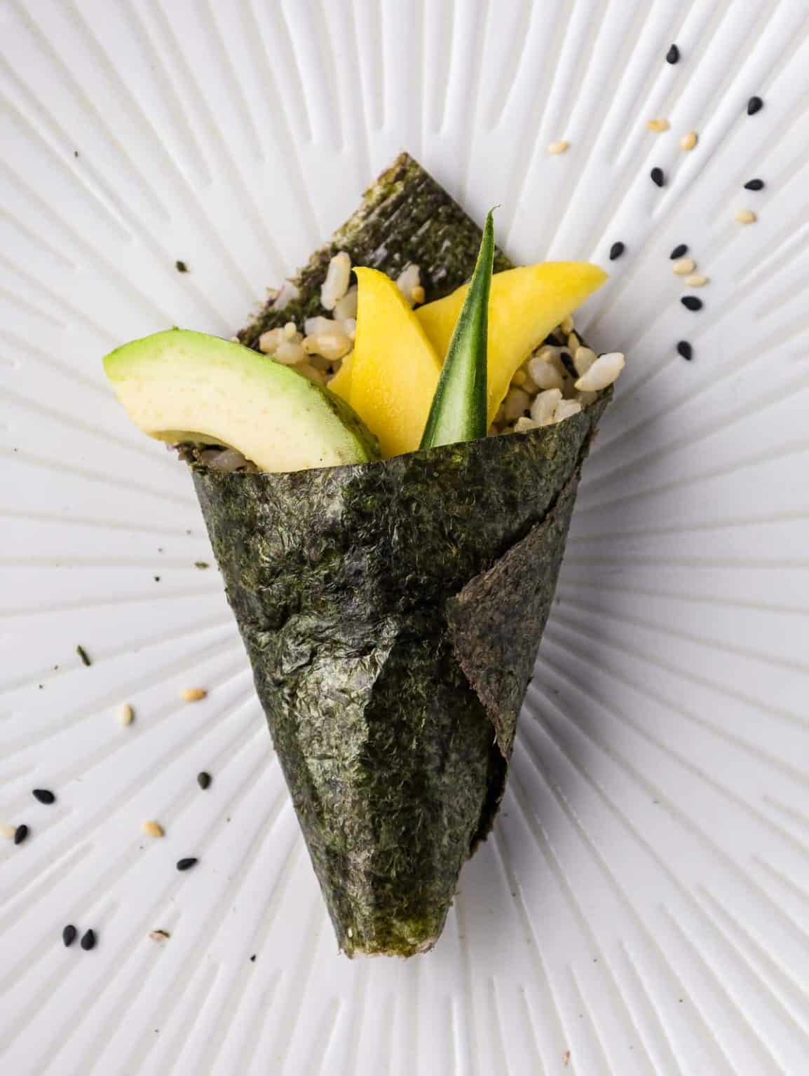 Cut Sushi Roll vs Hand Roll (Maki vs Temaki) | The Fruity Jem